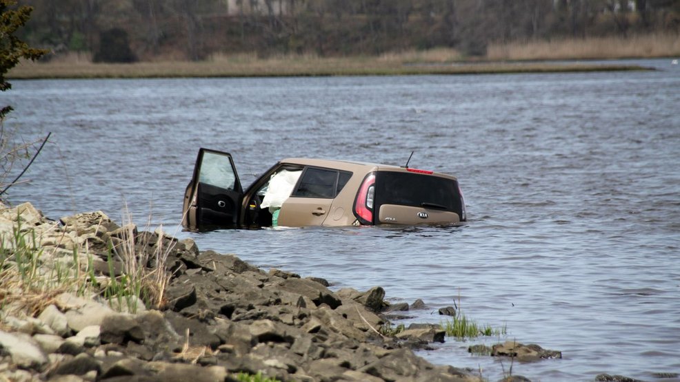 Car crashes into Barrington waters | WJAR