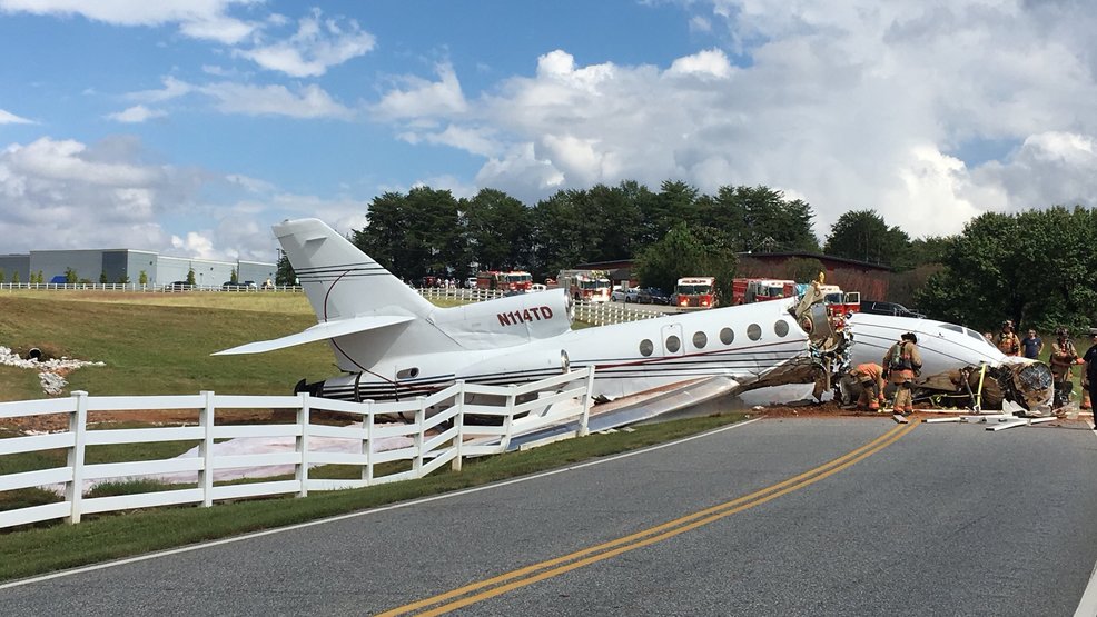 Plane crashes off runway at airport in Greenville, SC | WLOS