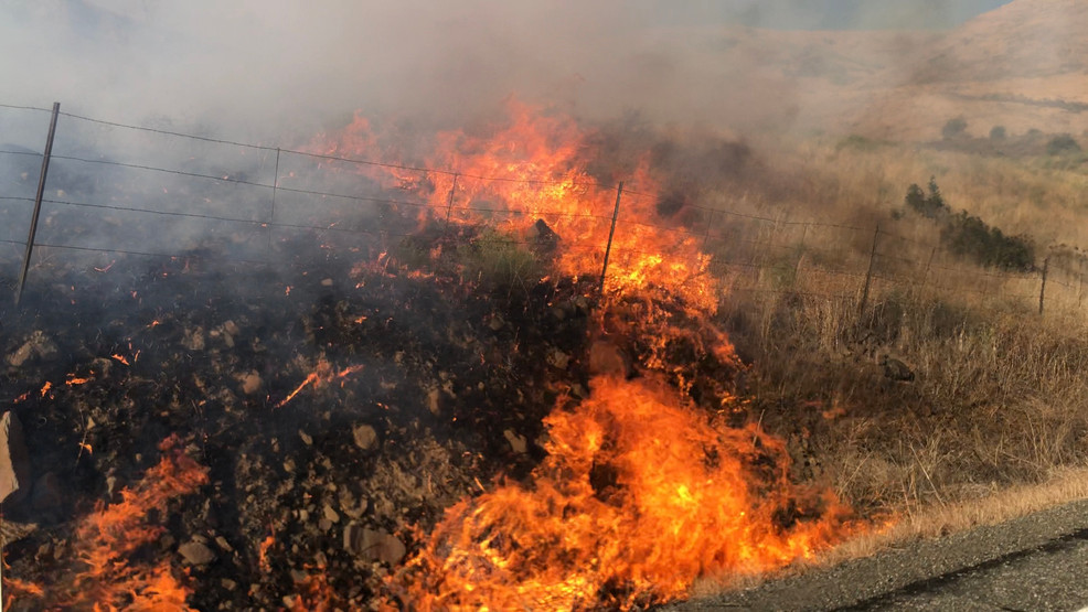 Fire burning in Yakima Canyon closes SR 821 | KIMA